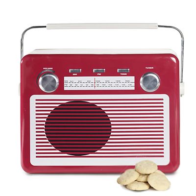 Grandma Wild’s Vintage Radio Biscuit Tin and Shortbread 600g | Lakeland